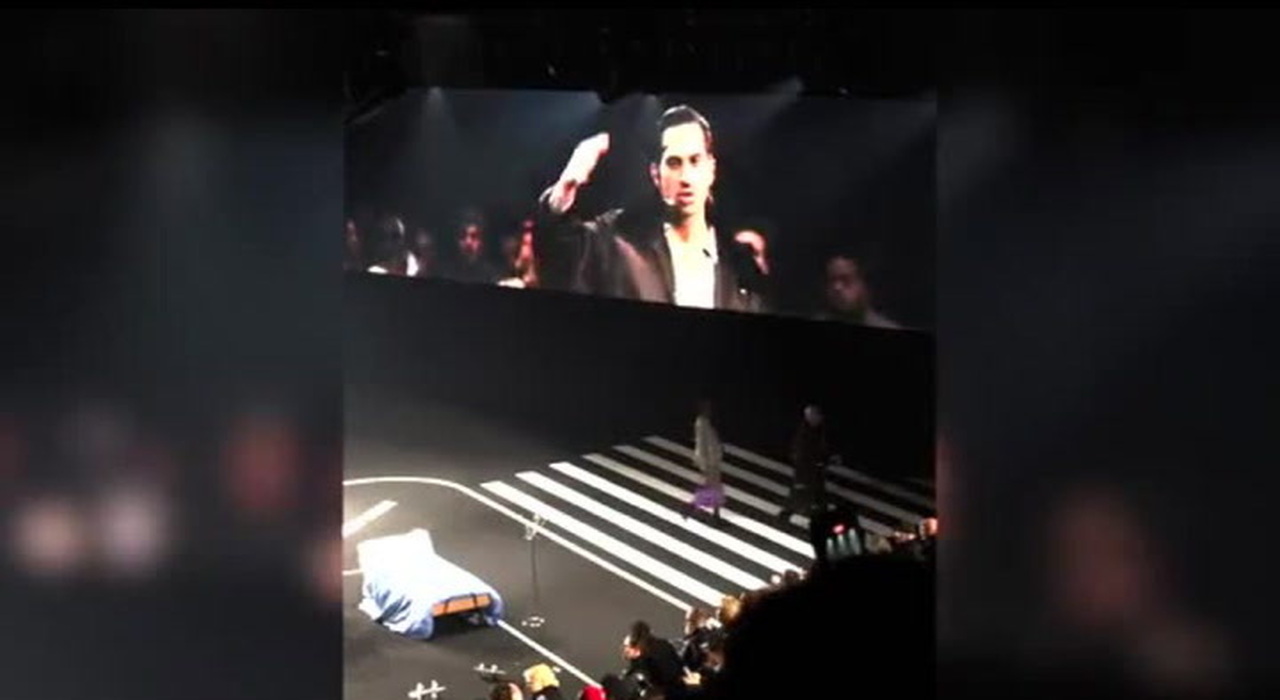 Mahmood in passerella a Parigi esegue un suo brano inedito