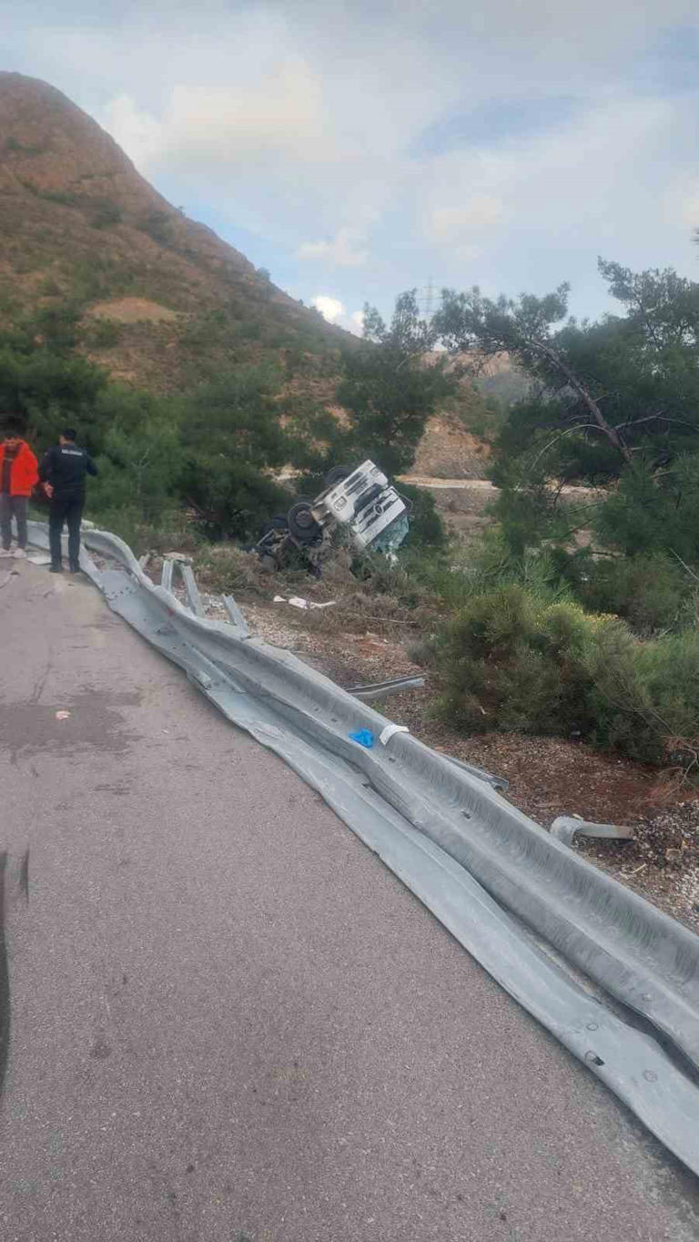 Datça’da virajı alamayan tır devrildi: 1 yaralı