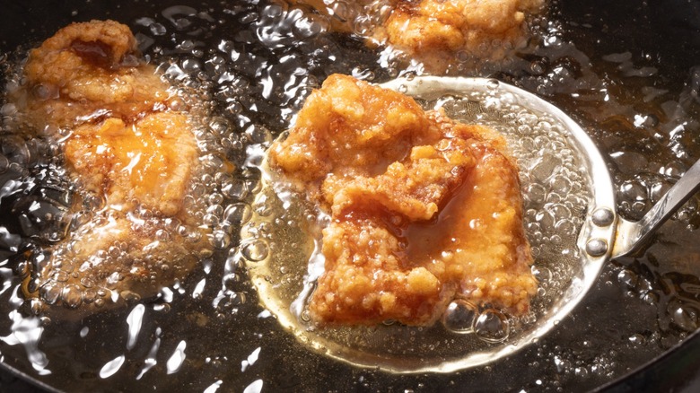 What's the real difference between deep-frying and pan-frying?