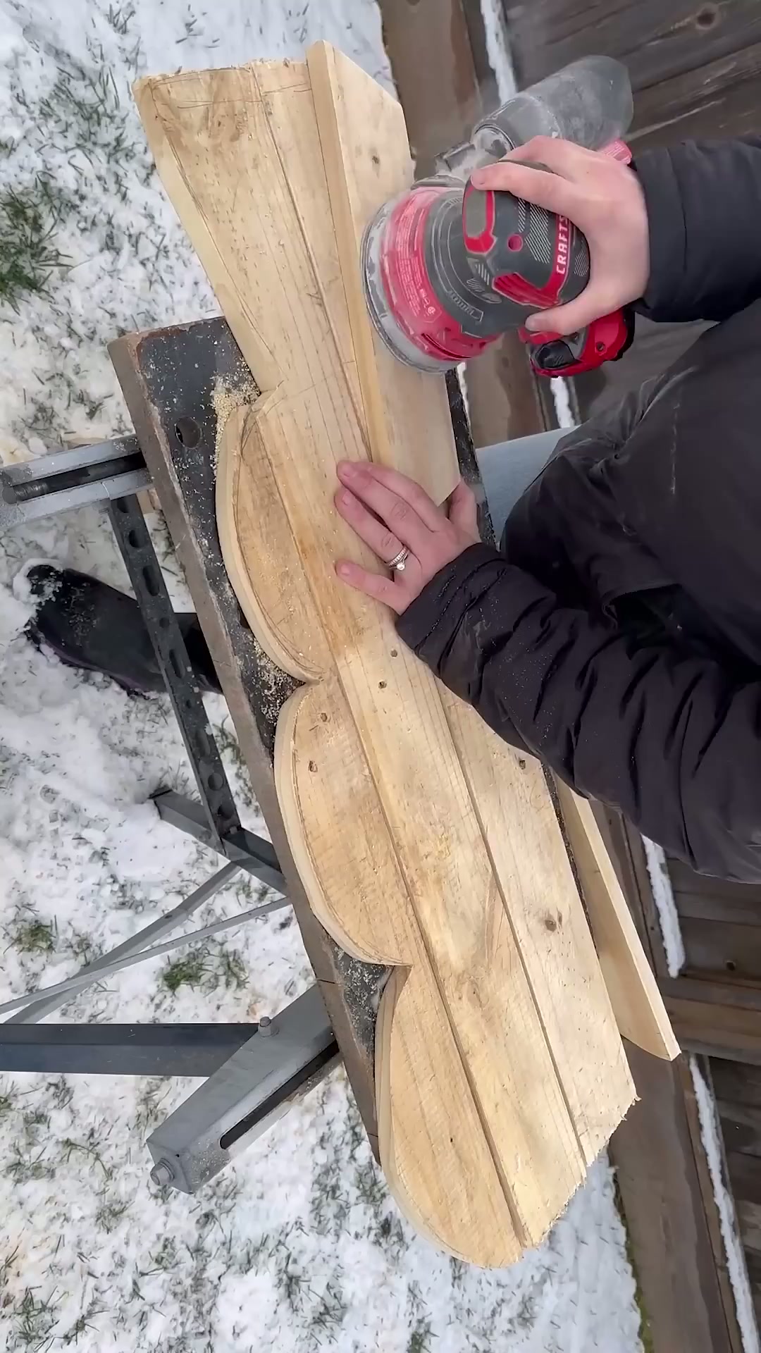 Turn an old pallet into this! 🤭🎄 ️⛄️