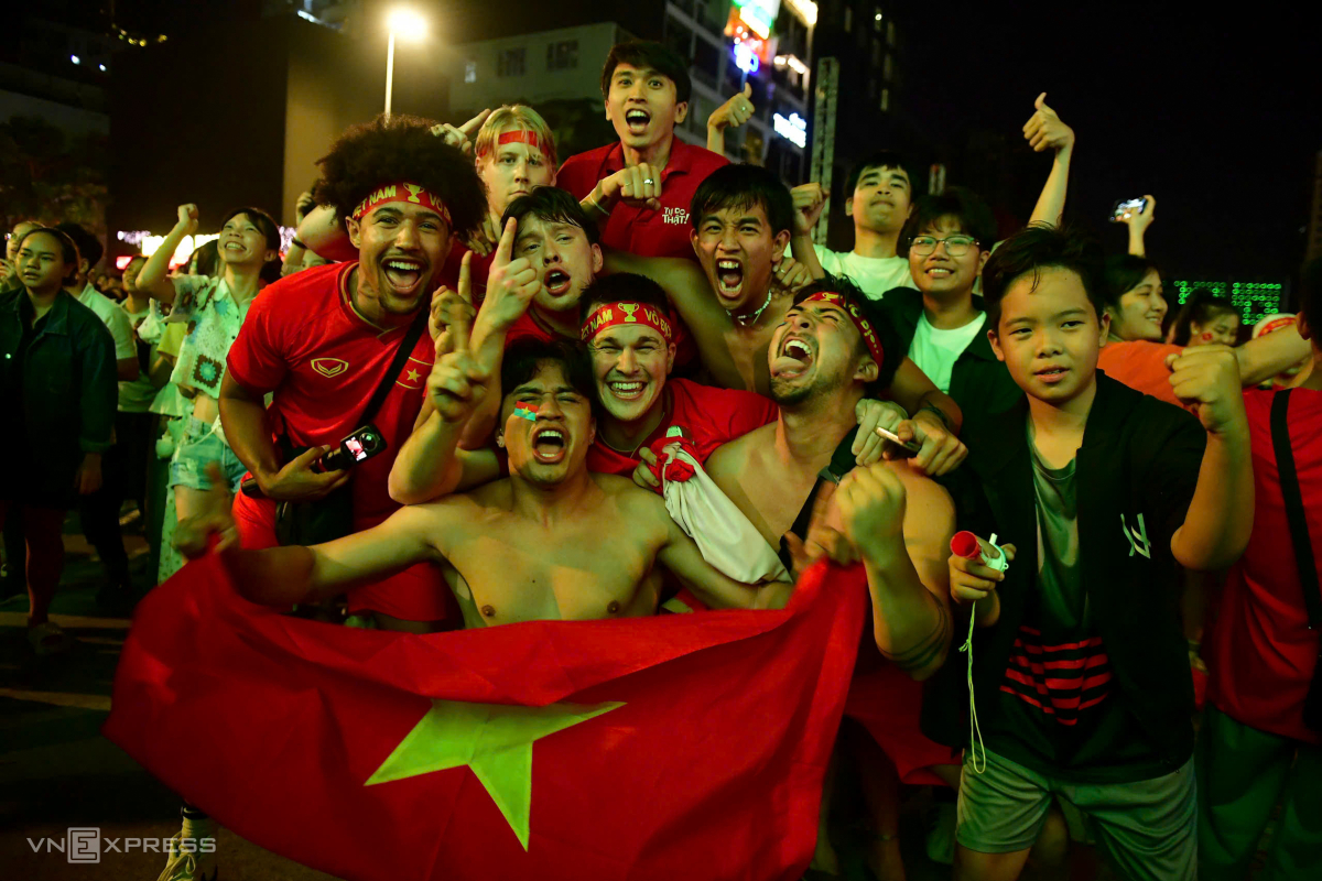 Red flags and flares light the night as Vietnam edge South Korea in ...