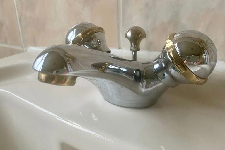 Brown limescale stains on my tap wiped off without scrubbing after ...