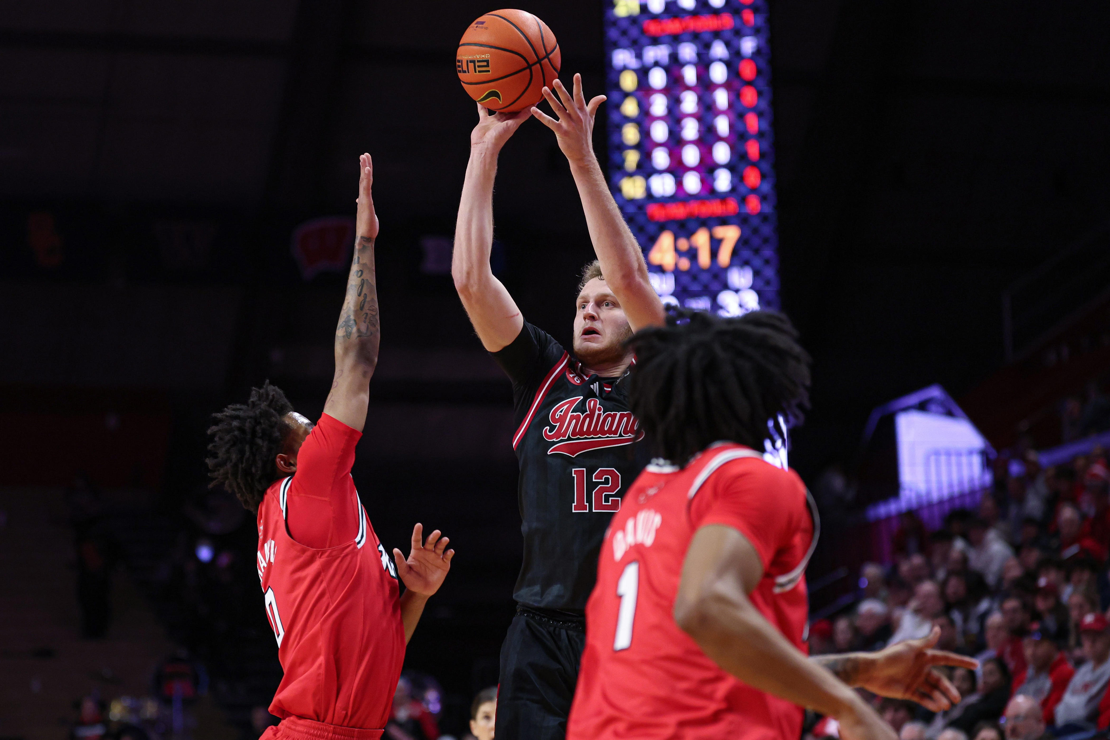 Indiana basketball snaps losing streak as Tucker DeVries leads way at ...
