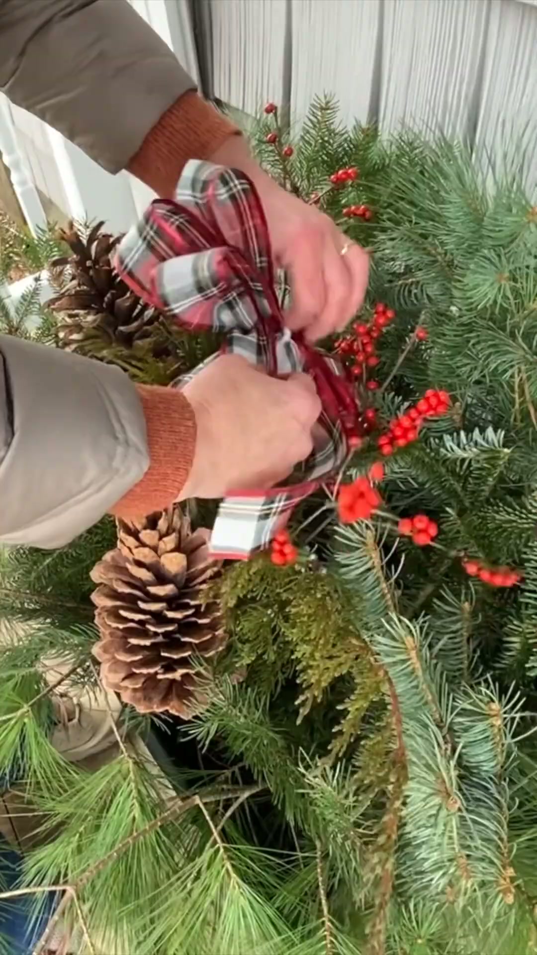 Bend a hanger for these #Christmas porch ideas! 🎅🎄