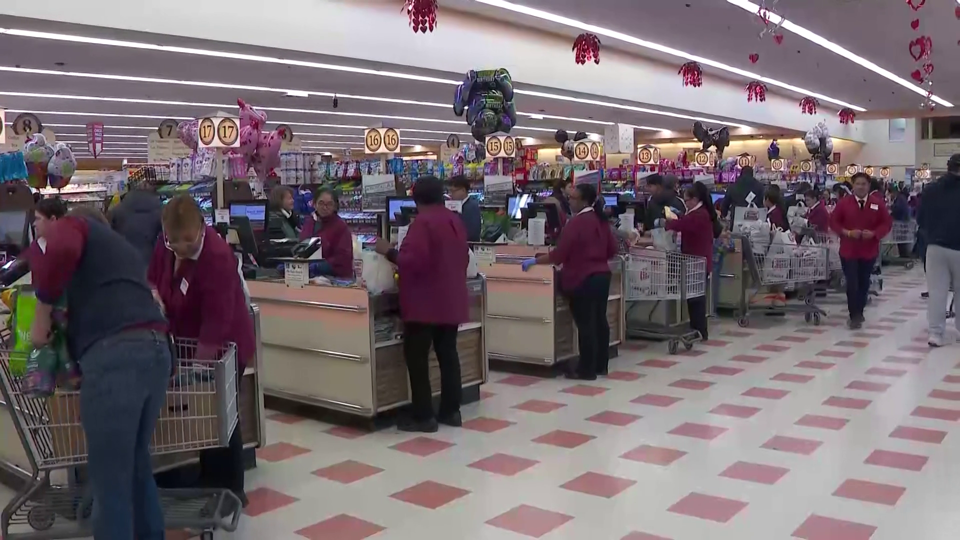 Long lines at grocery stores ahead of weekend winter storm