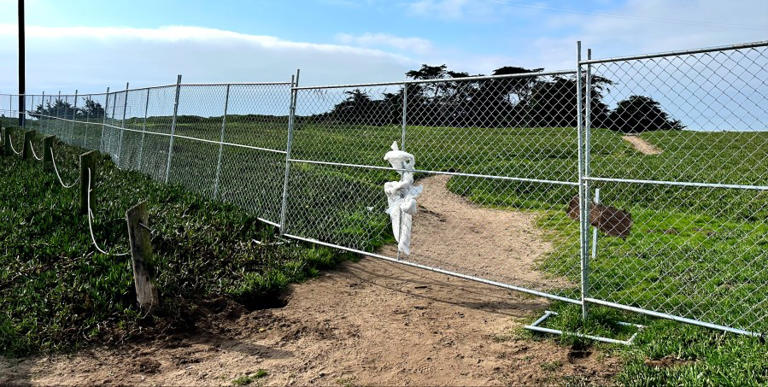 Beach-goers blocked by new fence at Thornton State Beach