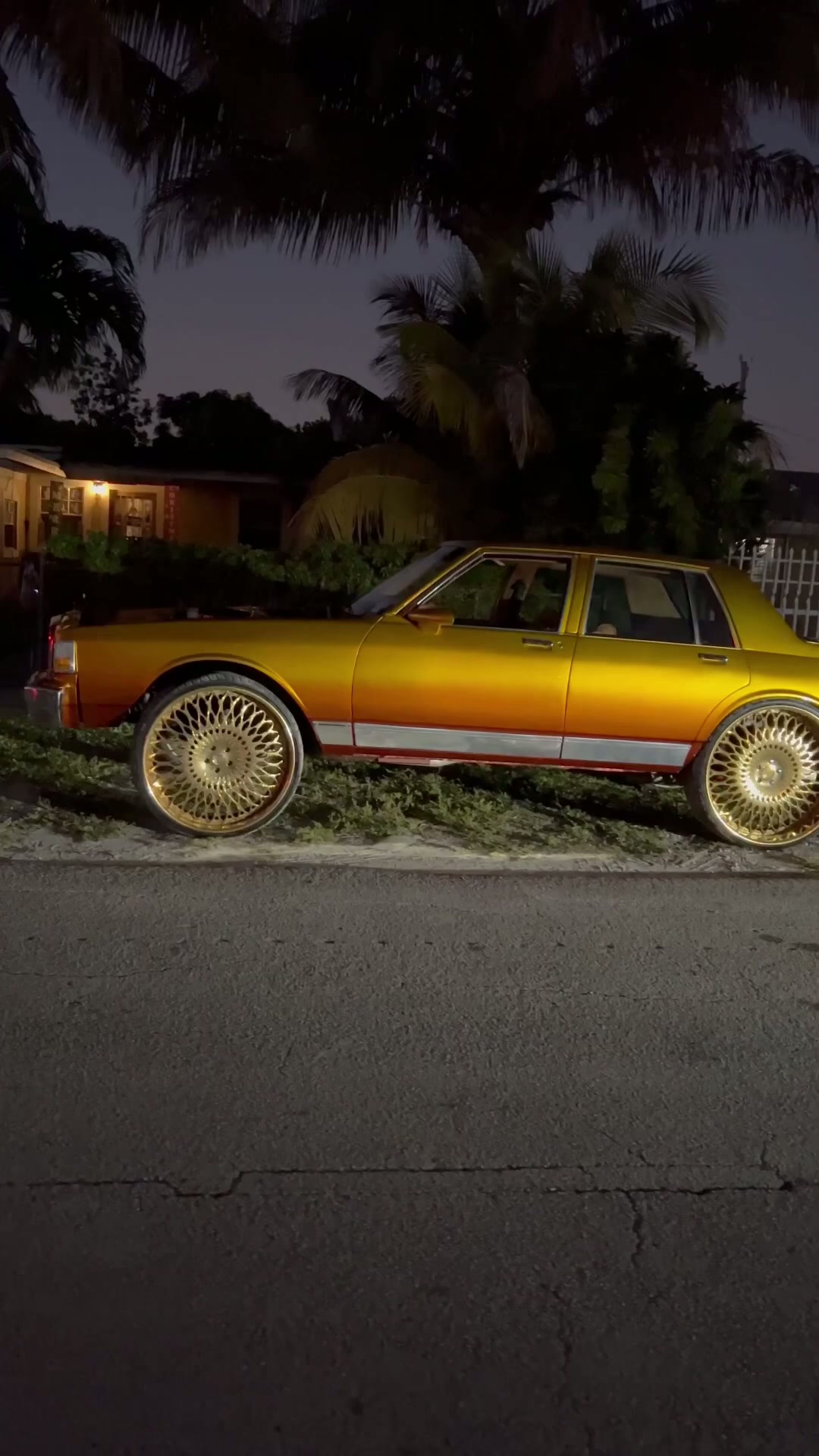 @Haitian_yank's Chevy box on 28’s posted in the hood