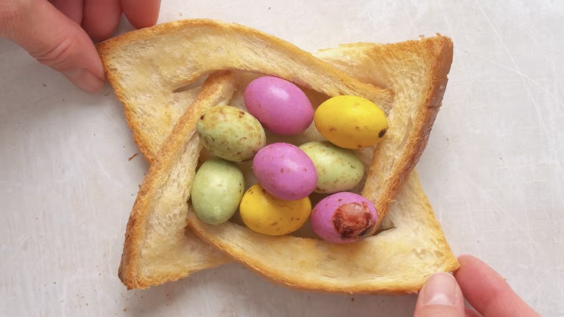 Idée de petit-déjeuner pour les toasts torsadés de Pâques