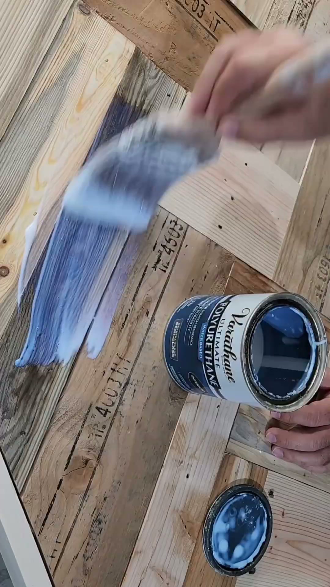 Totally transform a folding table with this pallet trick! 👀