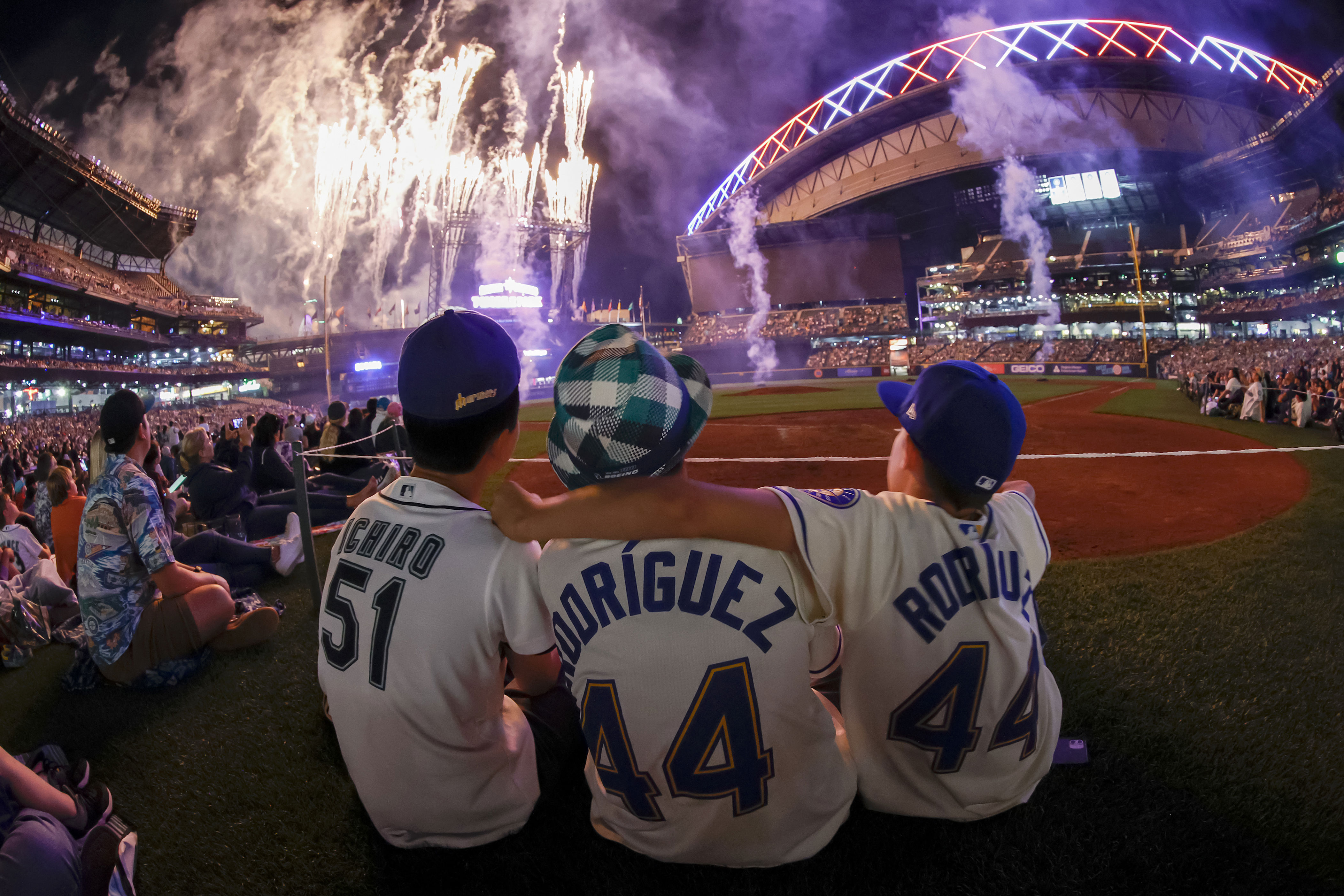 Friday feedbag: Go-to karaoke songs for Seattle Mariners