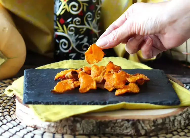 Chips de abóbora na air fryer, leves e saborosos
