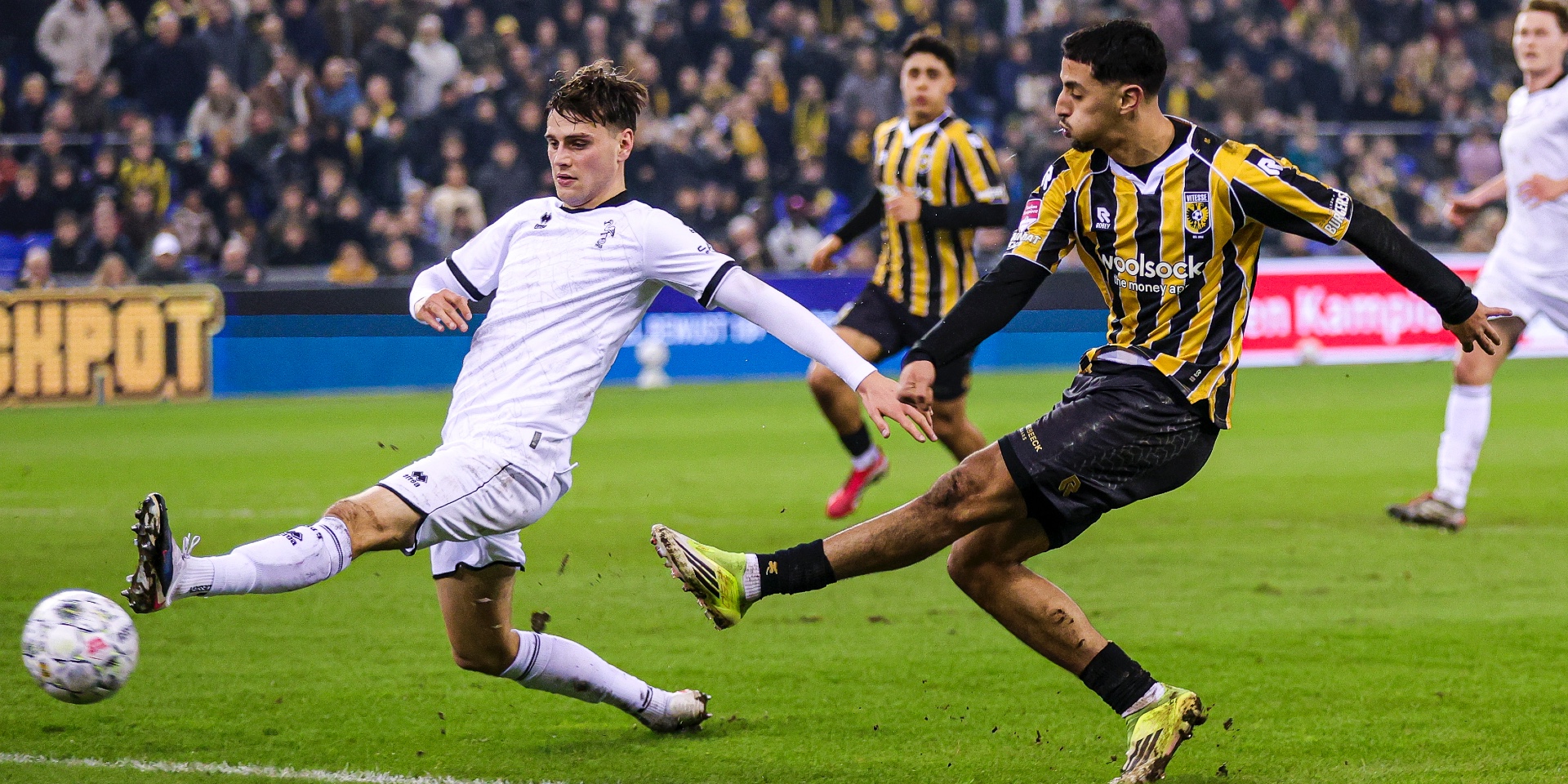 Gigantische verrassing in de KKD: hekkensluiter Vitesse boekt zege op ...