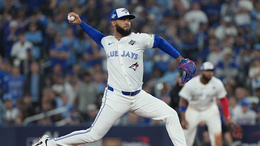 White Sox sign closer Seranthony Dominguez