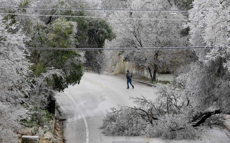 How do Austin-area schools decide on winter weather closures?