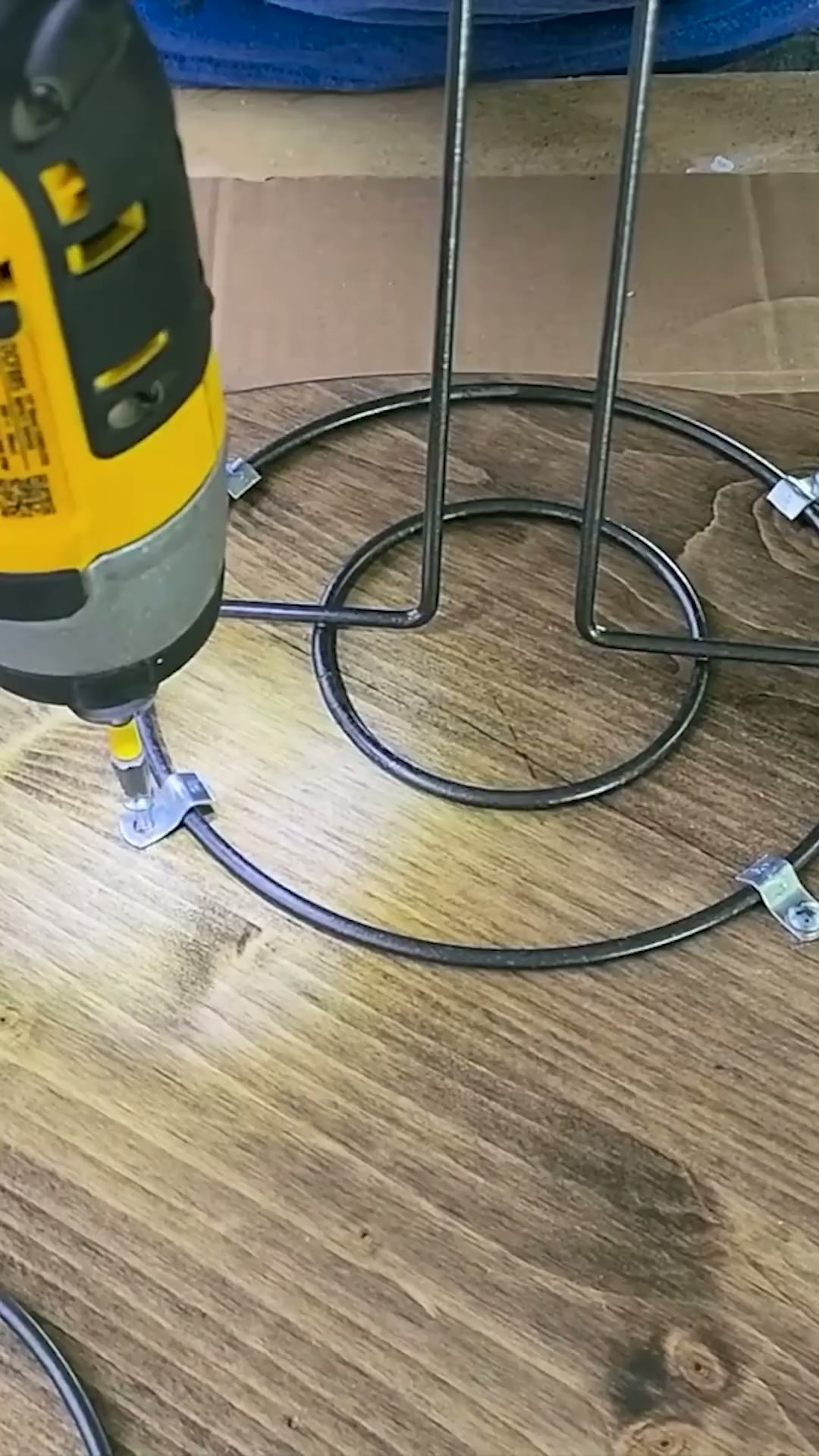 Grab a Dollar Tree paper towel holder & a wood round 🤯