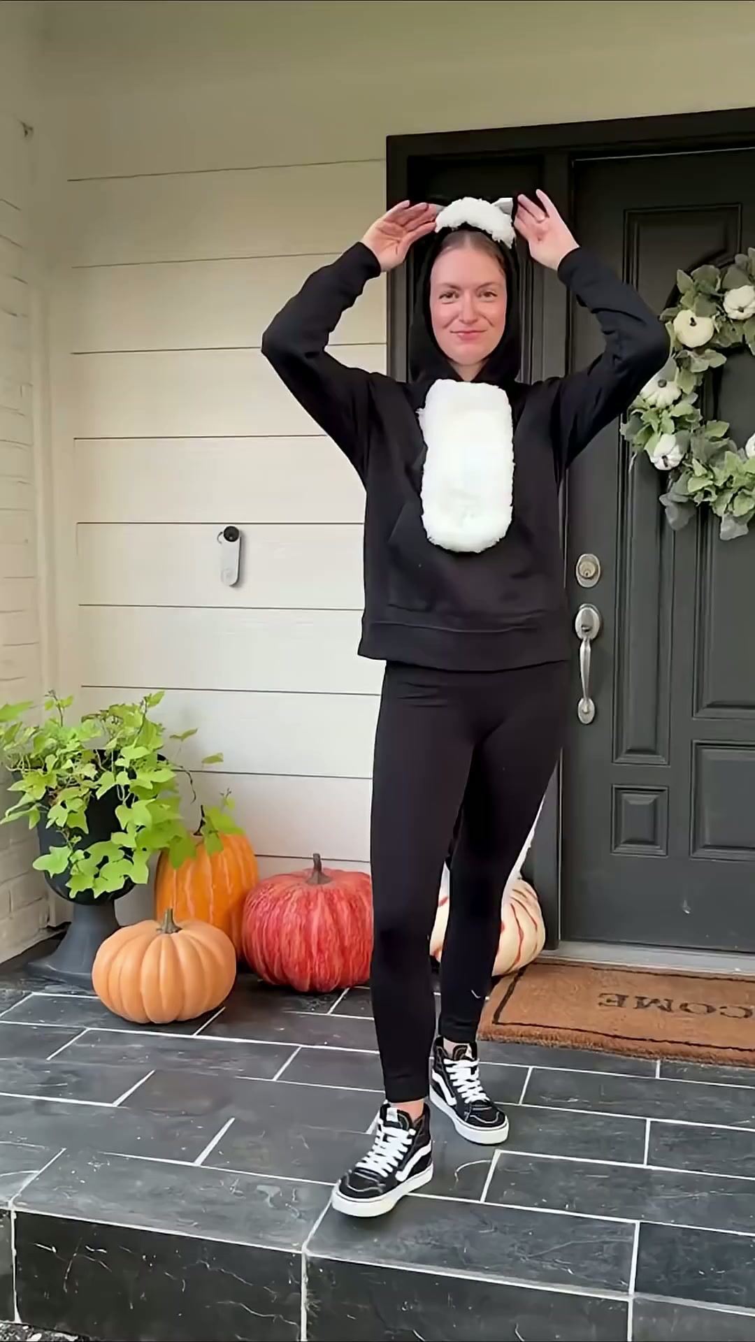 Grab 6 mop pads from Dollar Store for this easy Halloween idea! 👻 🦨