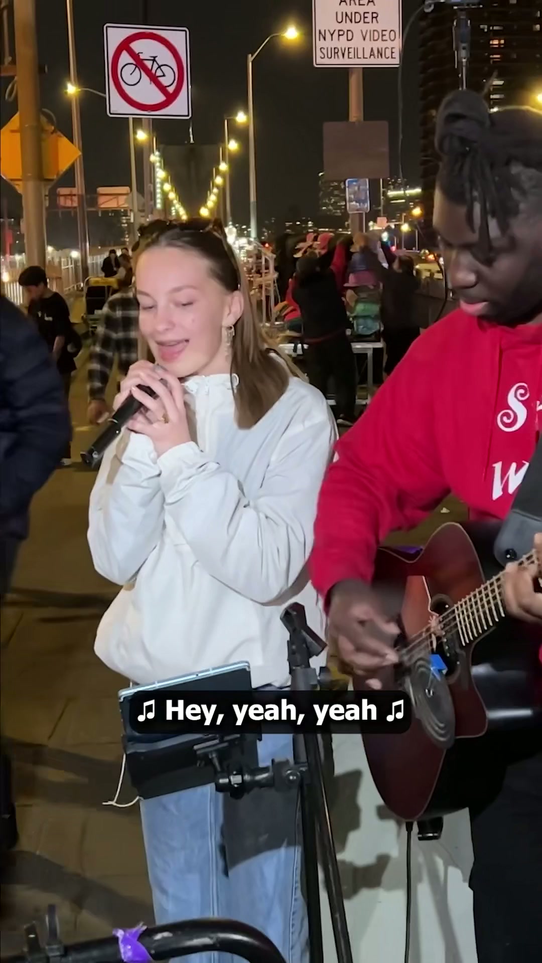 ️ Mom reacts to her daughter singing in public