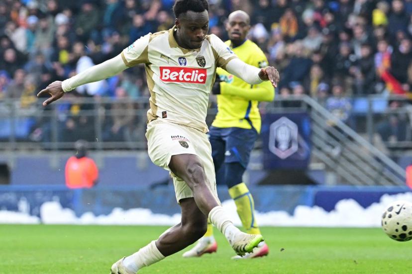 Le défenseur lensois Samson Baidoo forfait pour le match à Marseille