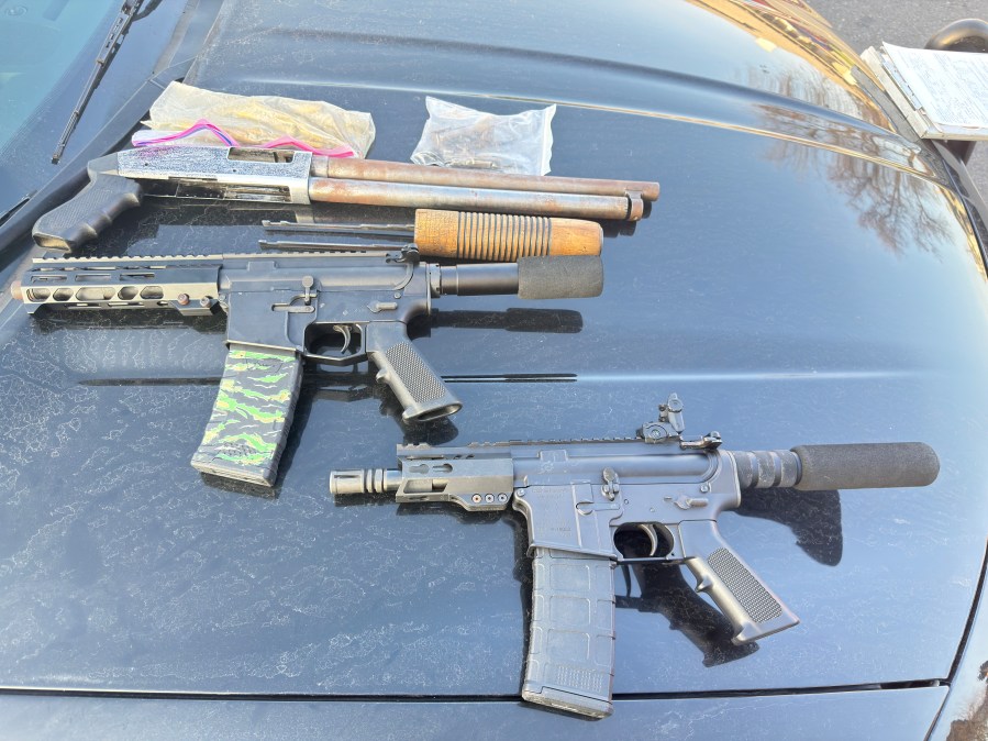 Visalia police arrest man after illegal guns found in car