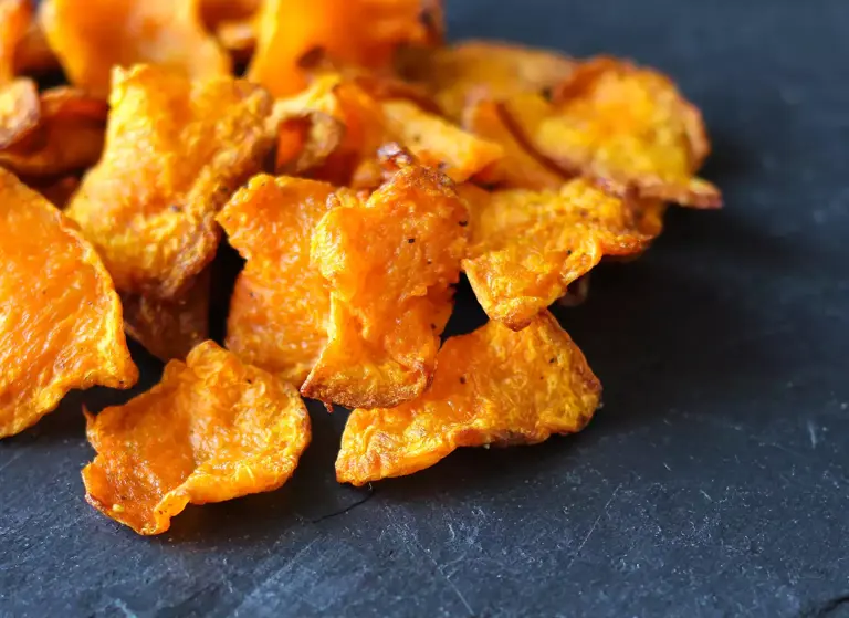Chips de abóbora na air fryer, leves e saborosos