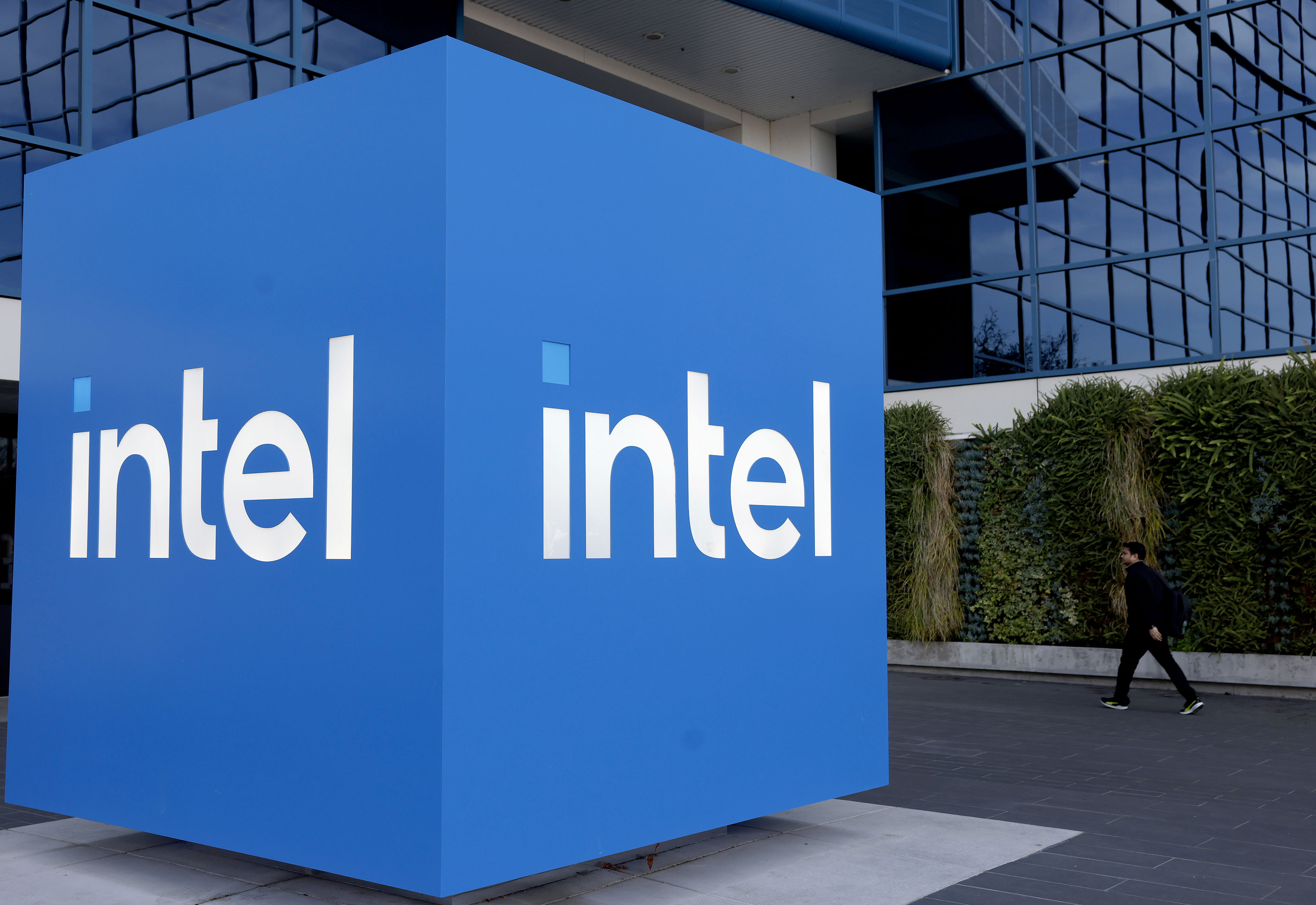 Intel stock plunges as hopes for a 'clean' turnaround story meet reality