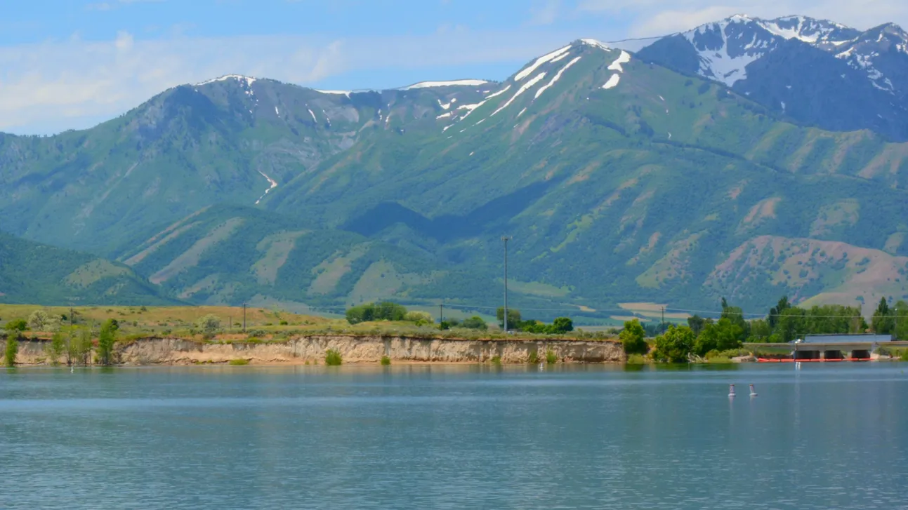 A quiet Utah city where mountain views meet a peaceful lake park