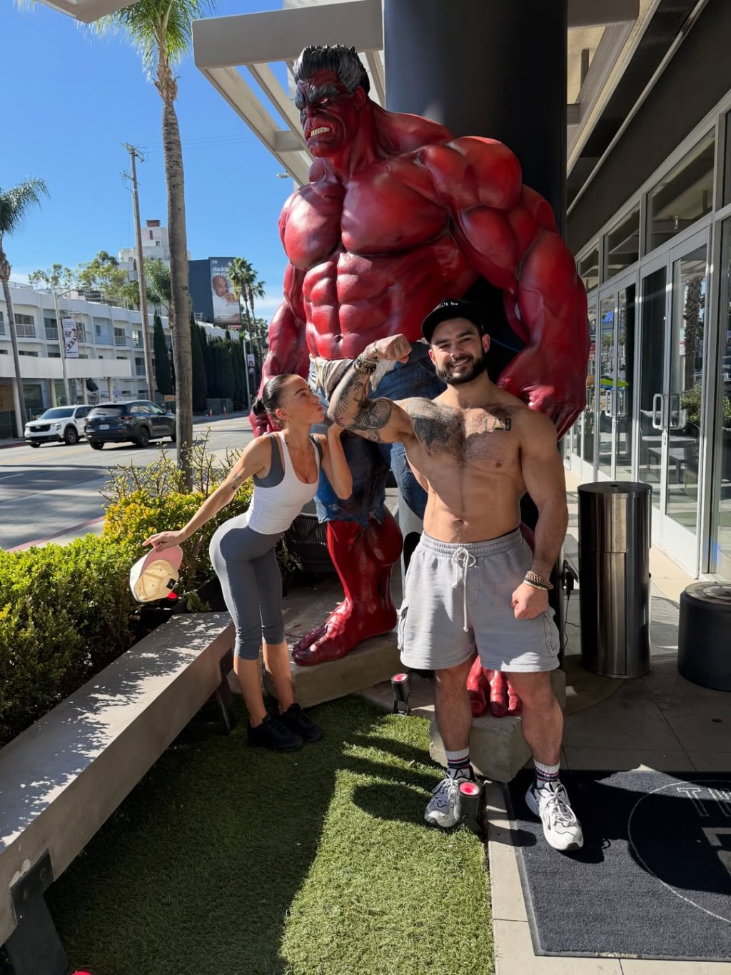 Unhinged skateboarder attacks life-sized Marvel Comics Red Hulk statue ...