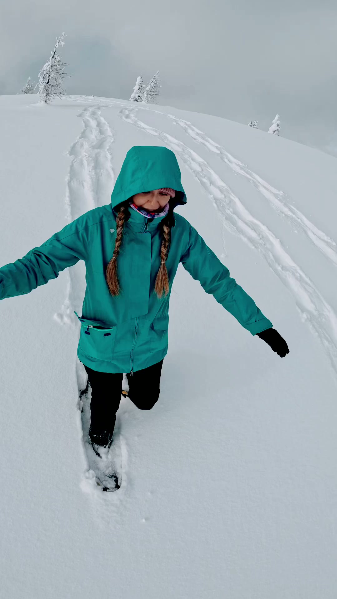I went snowshoeing in Banff! 😍 ️ It’s so beautiful! #shorts