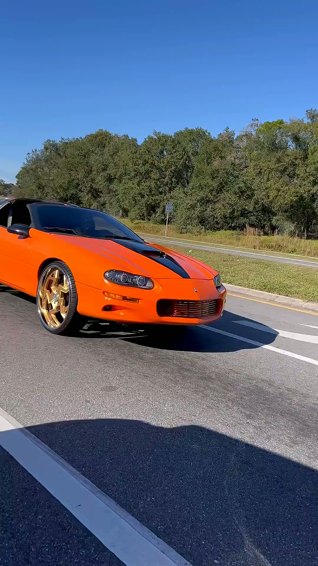 Black 392 Scatpack Charger on gold 30” DUB floaters