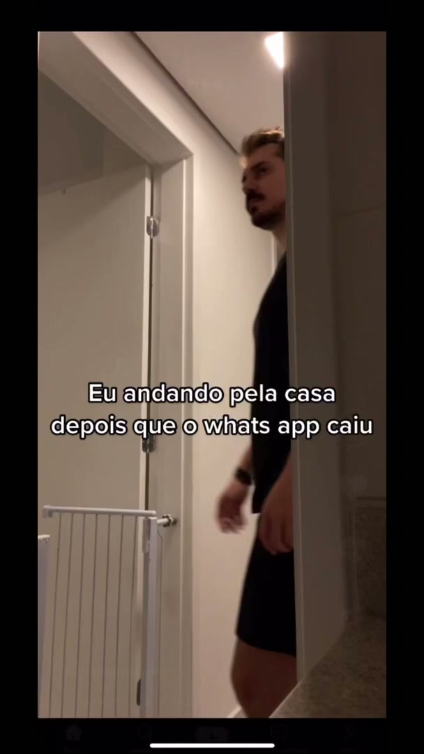 Eu andando pela casa depois que o Whats caiu