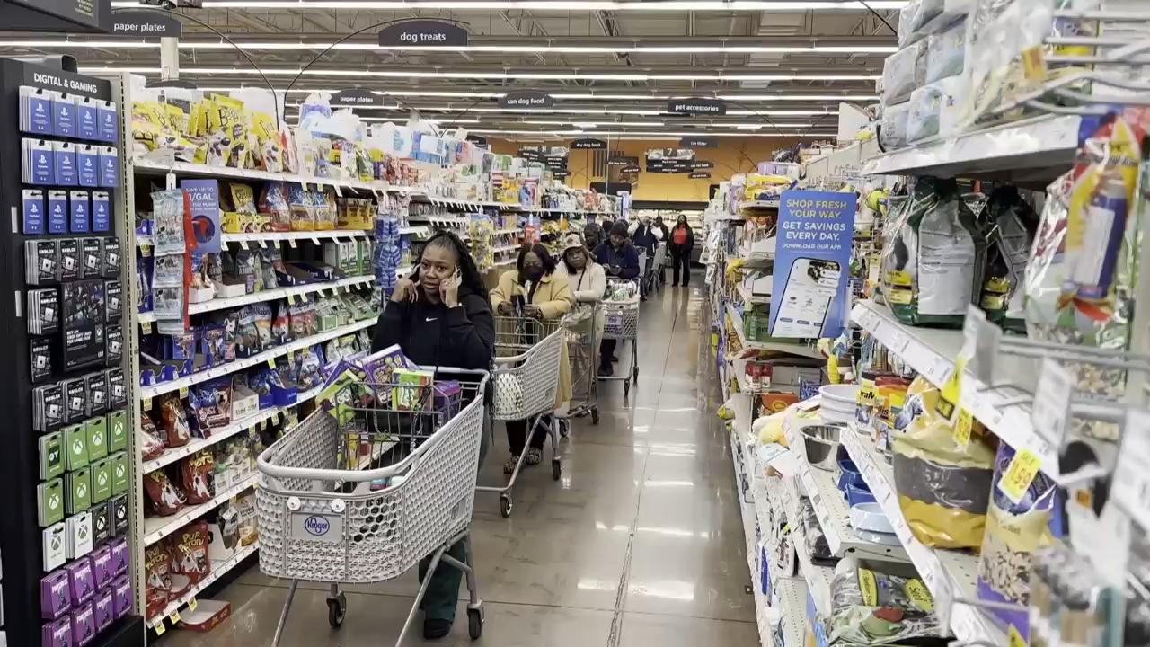 Long checkout lines in Georgia grocery store as winter storm looms