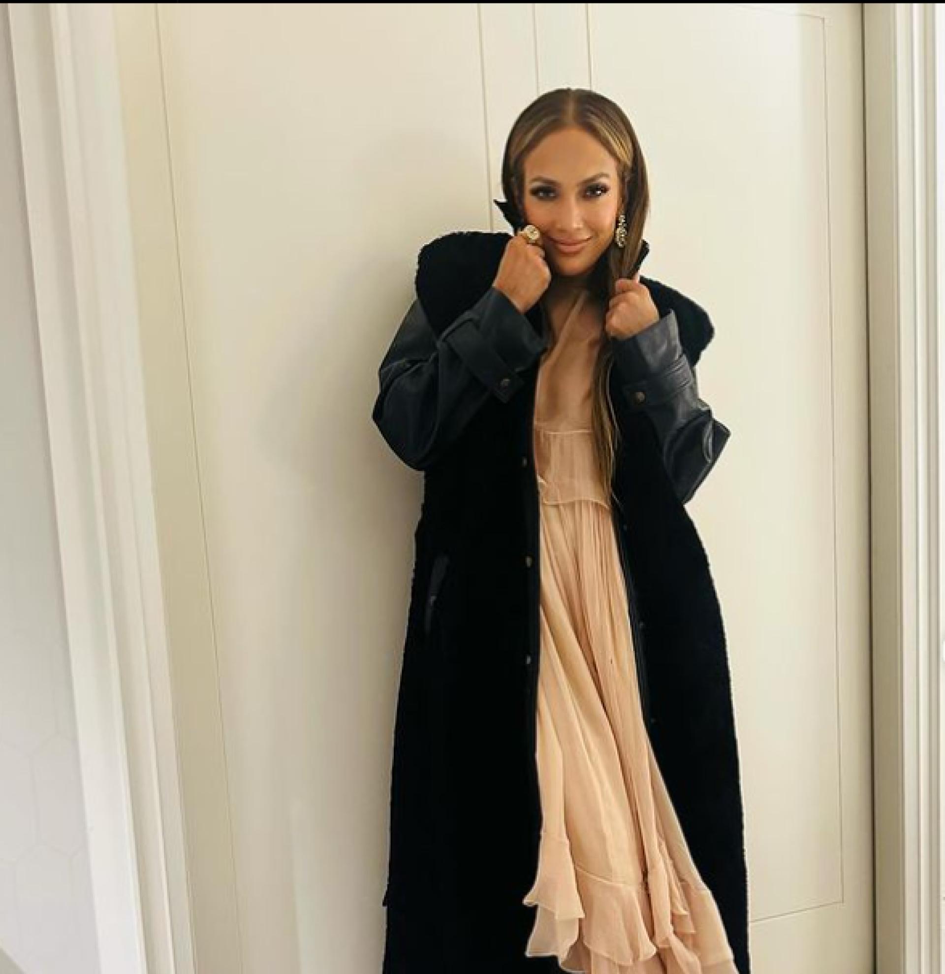 Jennifer Lopez gives cash to homeless man in Los Angeles