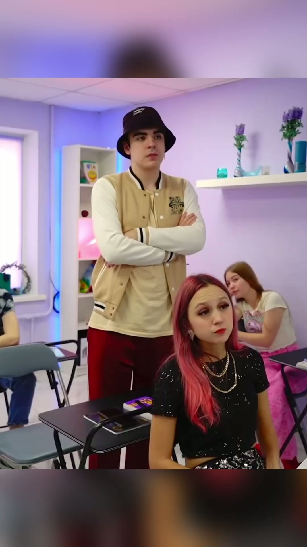 😱 Qui interfère avec la relation amoureuse de Leona dans une école d ...