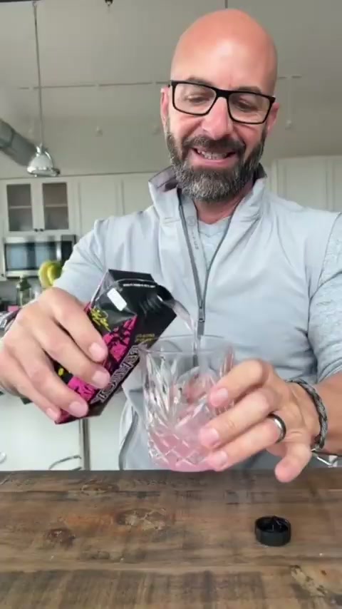 Tasting Avril Lavigne’s new drink flavor!🍹