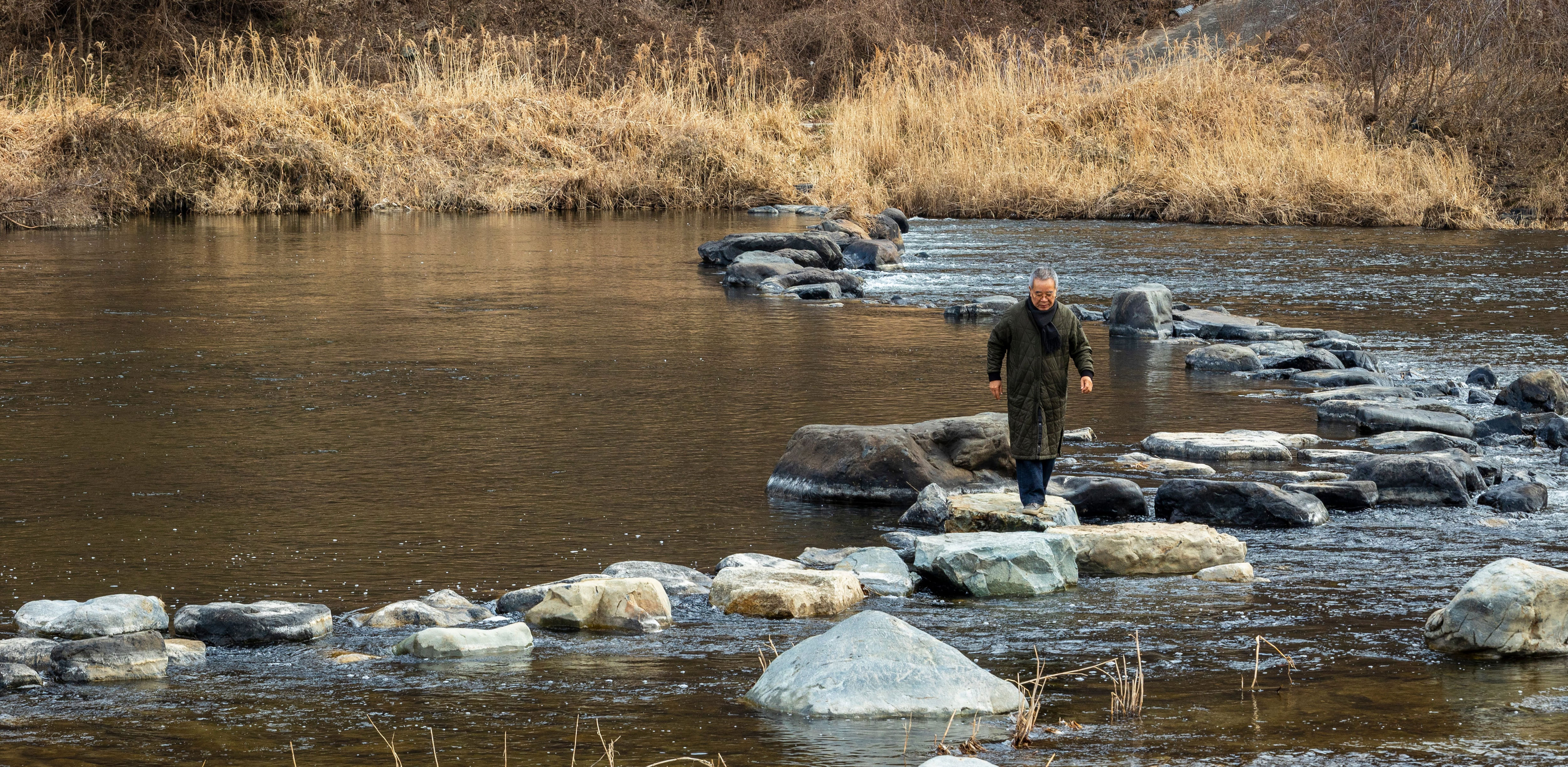 Winter journey along Seomjin River with poet Kim Yong-taek