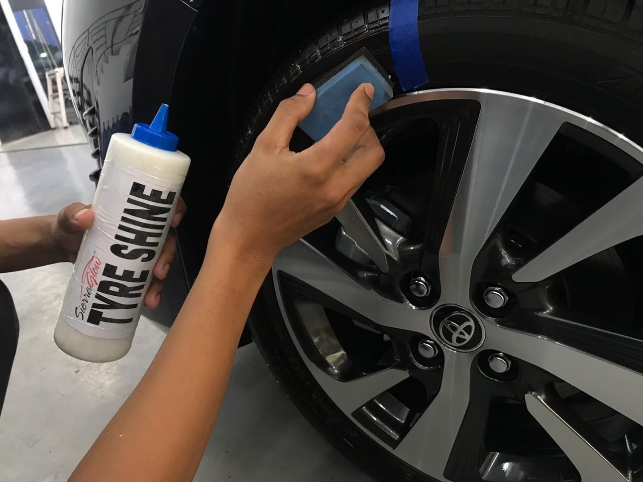 Jangan asal mengkilap, ini ciri semir ban mobil bekas yang bikin karet ...