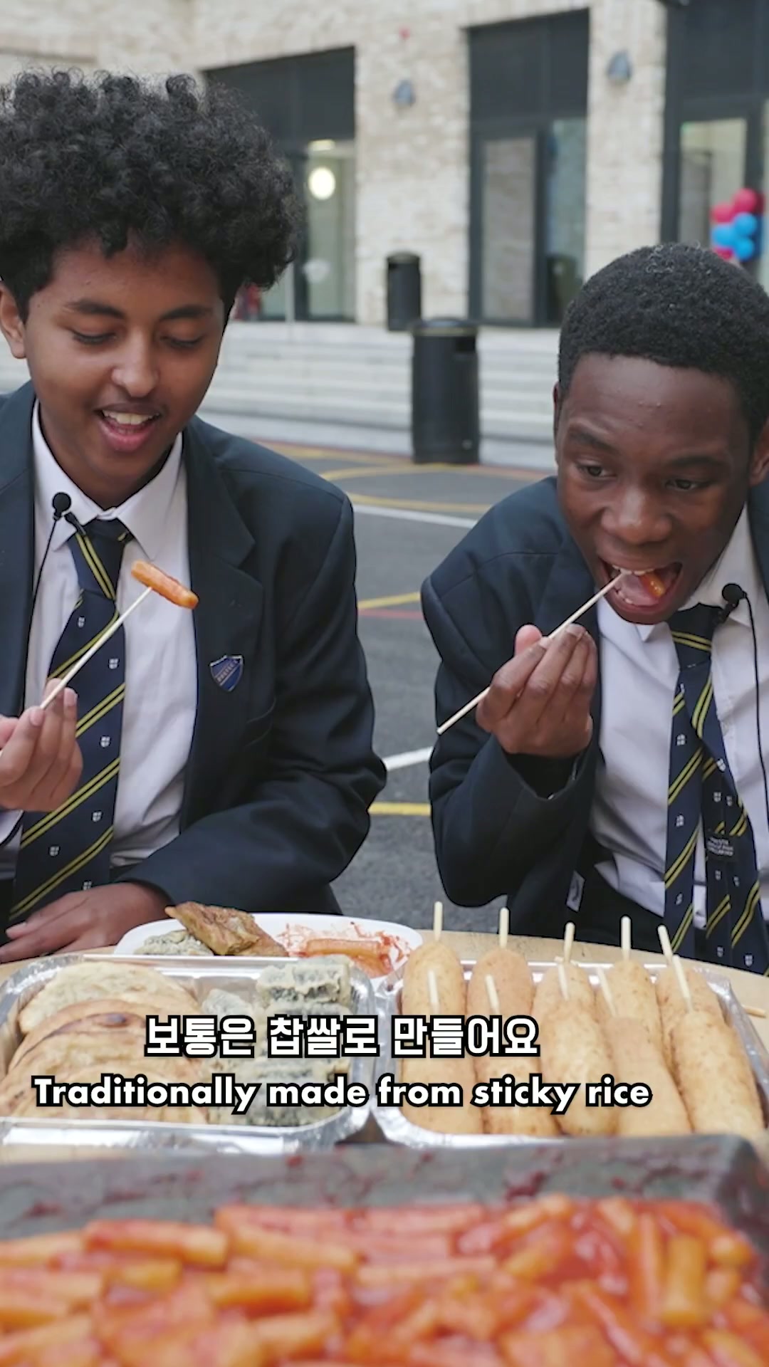 British high school students taste Korean tteokbokki for the first time!