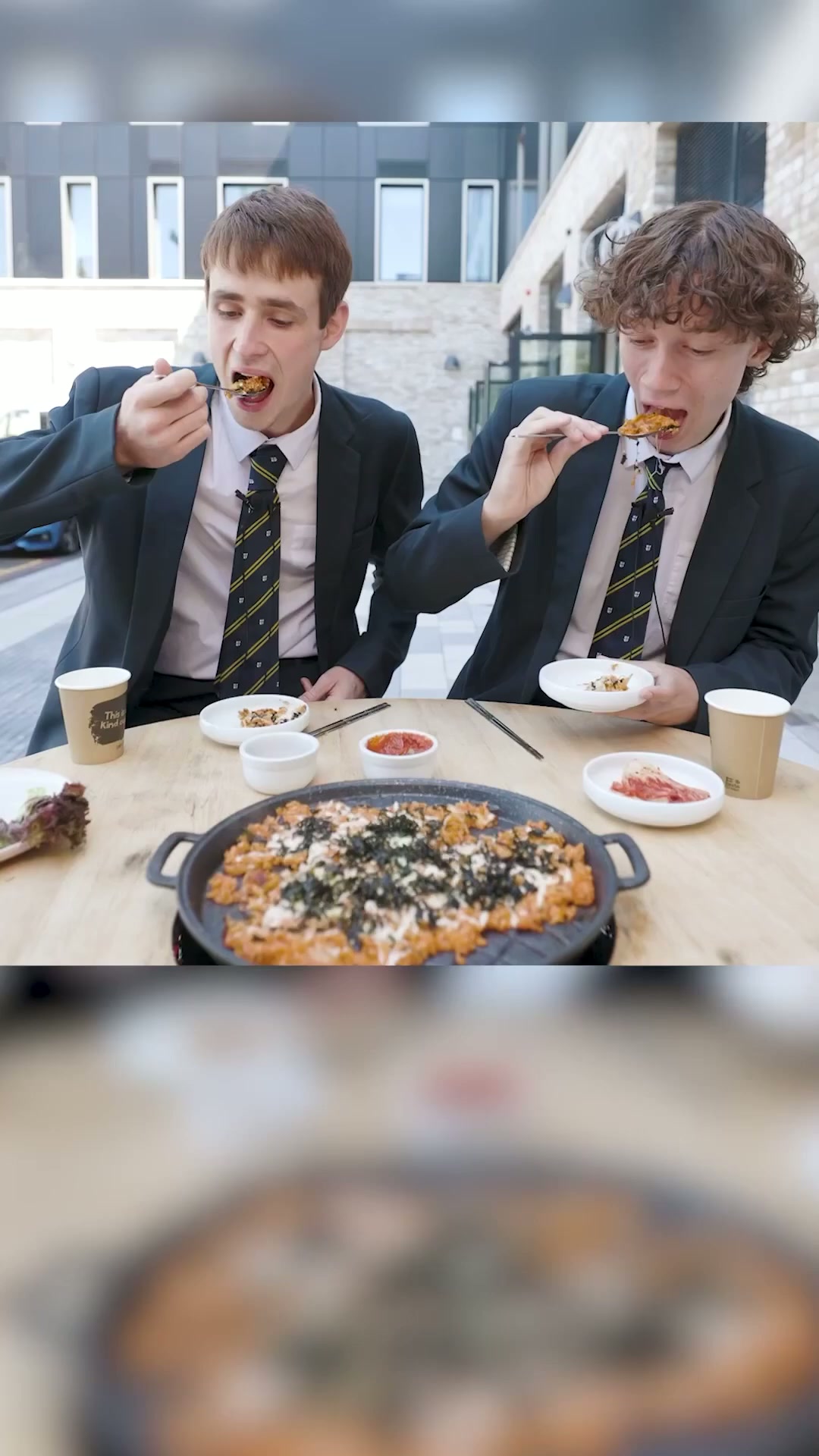 British teens try cheesy kimchi fried rice on the grill! 🇰🇷🔥