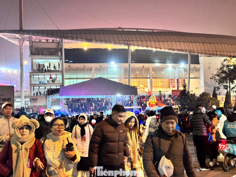 Biển người ghi lại khoảnh khắc Mỹ Đình bừng sáng trong đêm