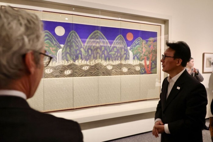 PM Kim visits Smithsonian Museum