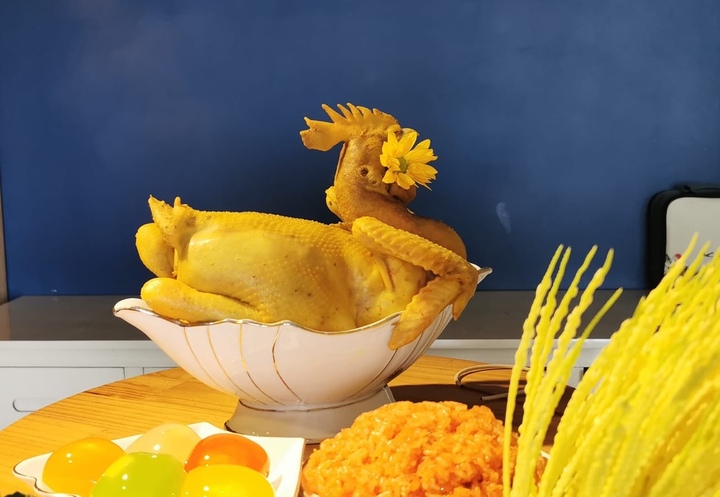 Vì sao mâm cỗ Tết không thể thiếu gà luộc nguyên con?