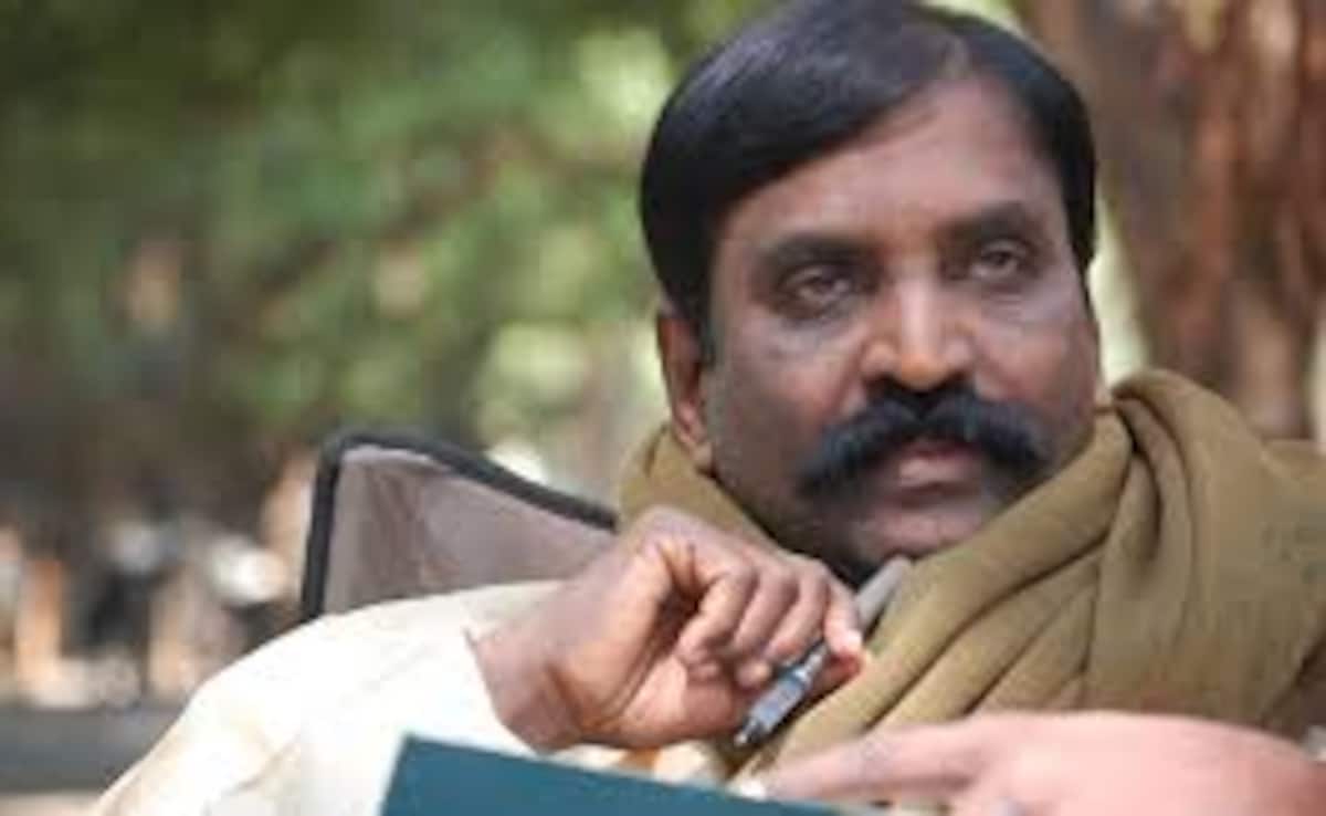 Woman throws shoe at Vairamuthu at Tiruppur event, lyricist shares ...