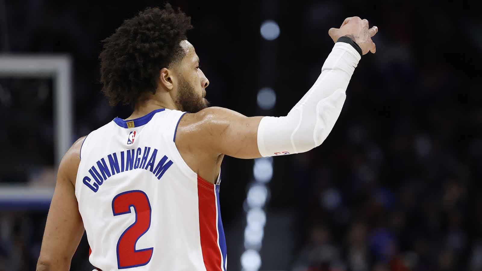 Pistons’ Cade Cunningham connects with Jalen Duren for inbounds slam dunk