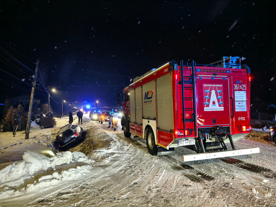 Wyprzedzanie zakończyło się w rowie. Jedna osoba ranna