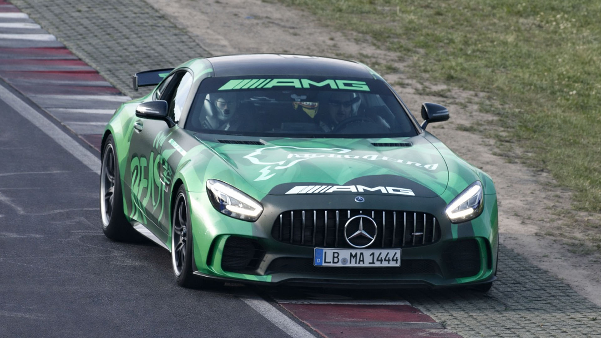 Touristenfahrten shows action and control at Nordschleife