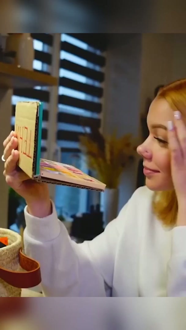 Amelka a trouvé un emploi et vit des aventures captivantes sous hypnose