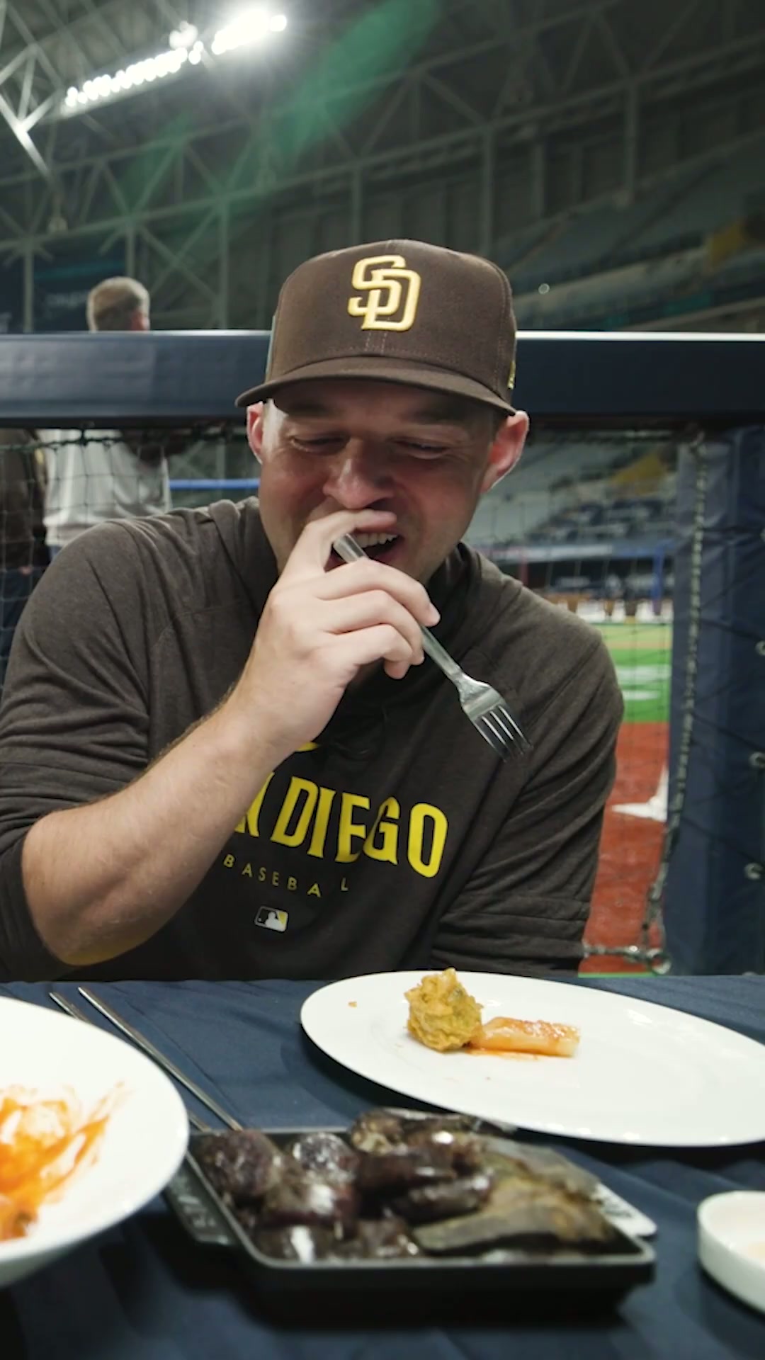 MLB players try Korean sausage