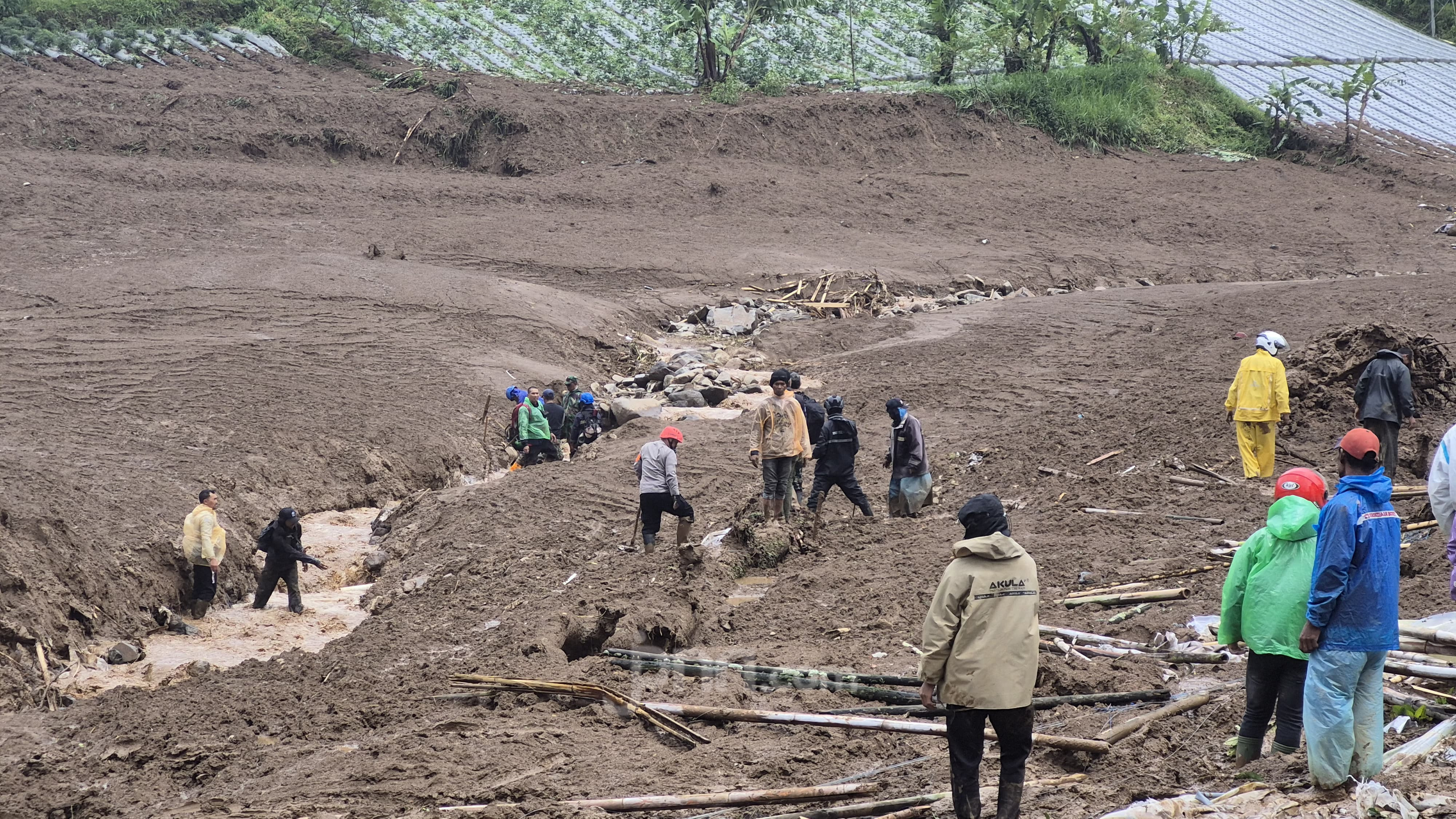 Longsor Cisarua KBB: 8 tewas, puluhan warga masih tertimbun