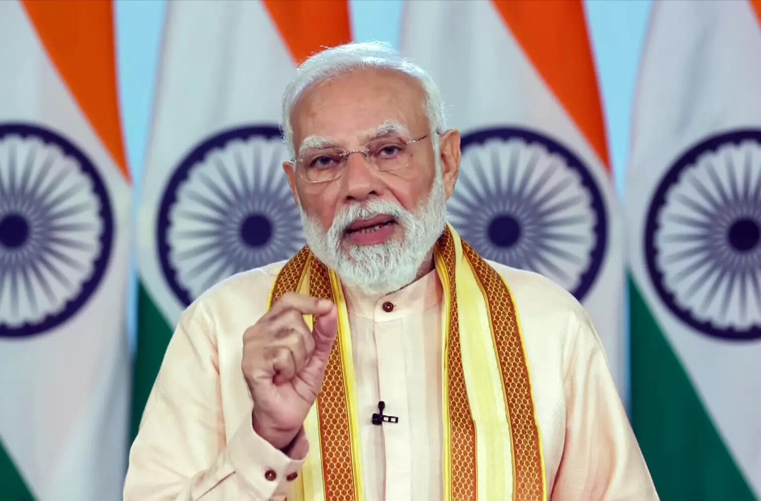 PM Modi hands over 61,000 appointment letters for govt jobs at Rozgar ...