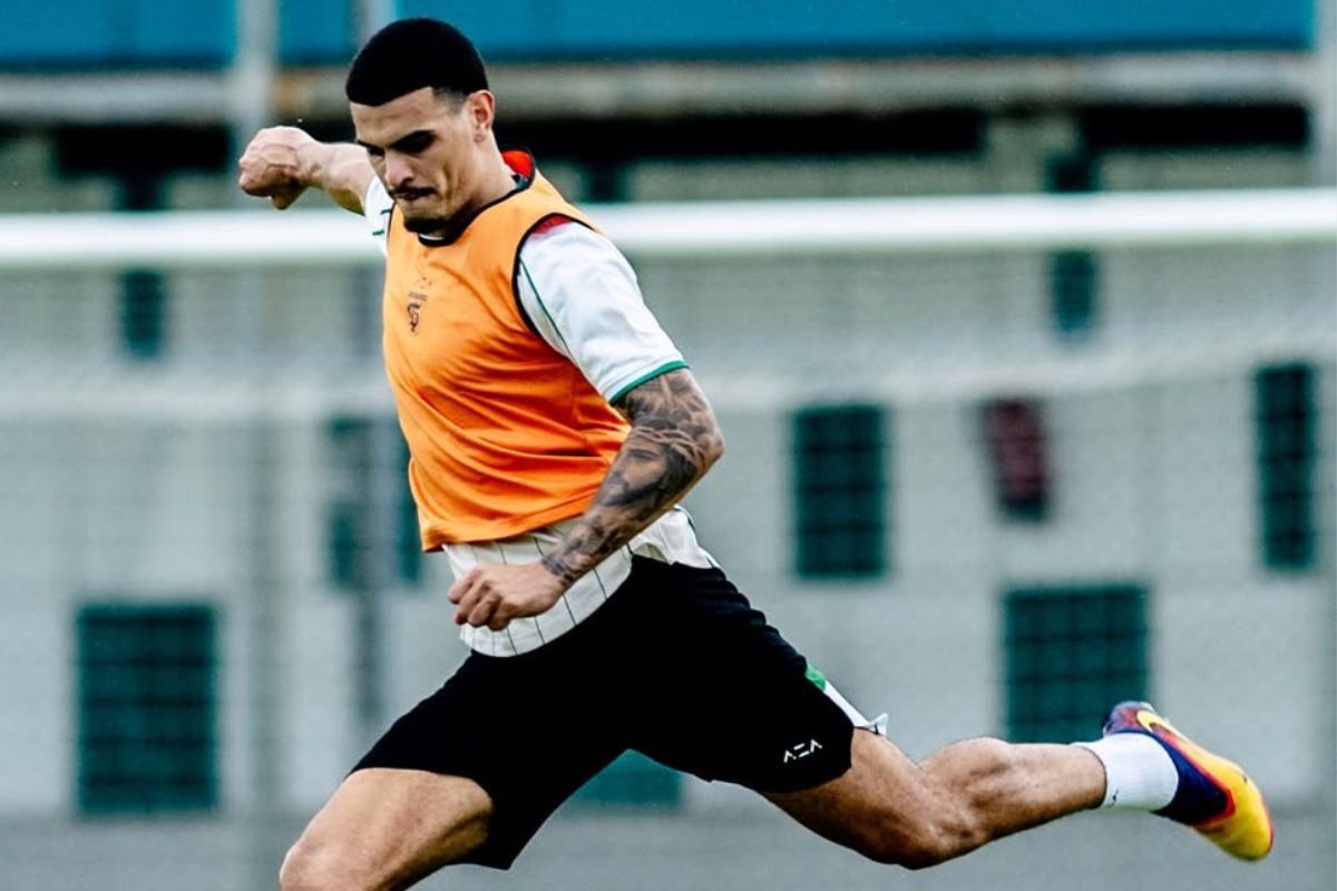 Masih jetlag! 3 bintang asing baru Persebaya diragukan debut lawan PSIM ...